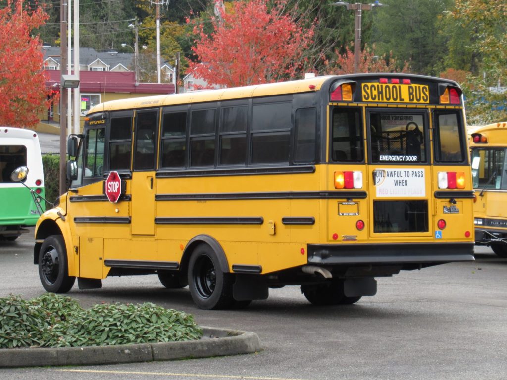 2009 Thomas Saf-T-Liner C2 18 Passenger ADA Short School Bus - B75833 ...