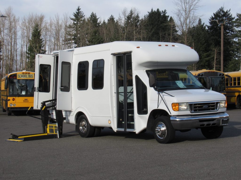 2005 Ford E-350 Startrans Senator 10 Passenger Shuttle Bus - S24694 ...