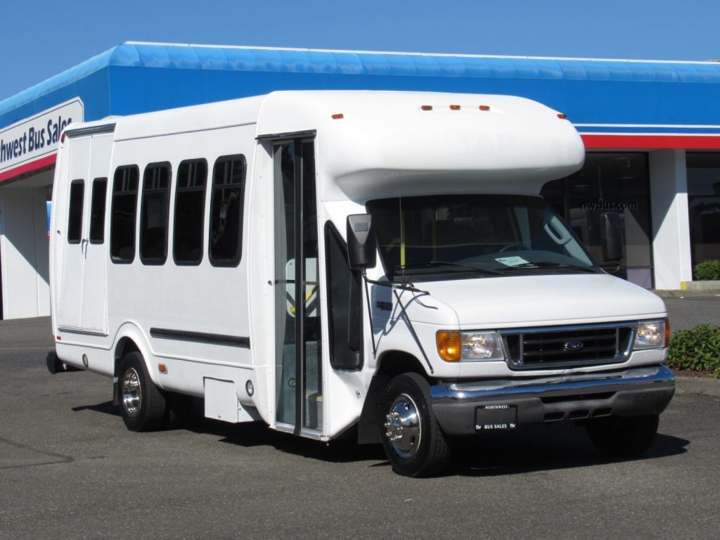 2004 Ford StarTrans Senator 13 Passenger ADA Shuttle Bus - S39463 ...